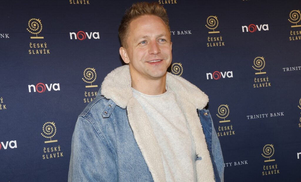 Raego - Ahoj, jak se máš ft. Hell Navrátilová - text - KaraokeTexty.cz