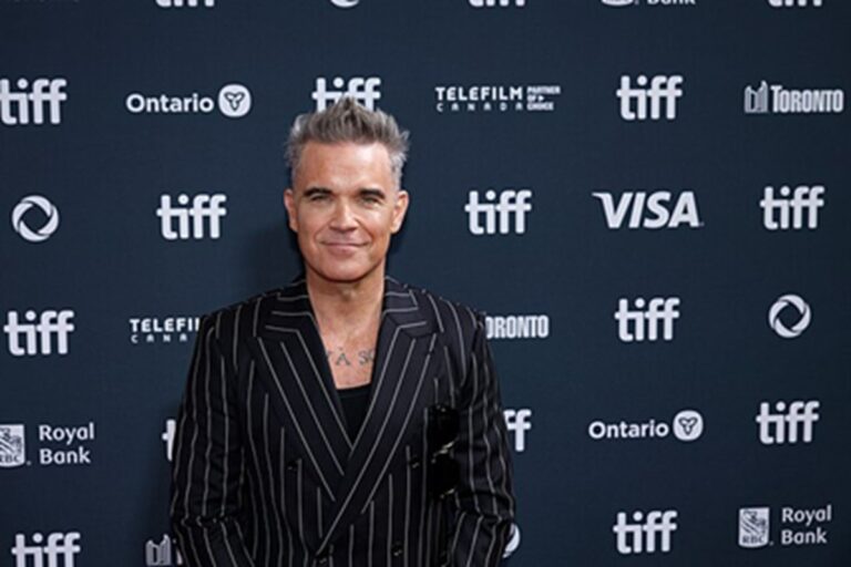 Robbie Williams chtěl zavolat fanynce. Moment baví fanoušky
