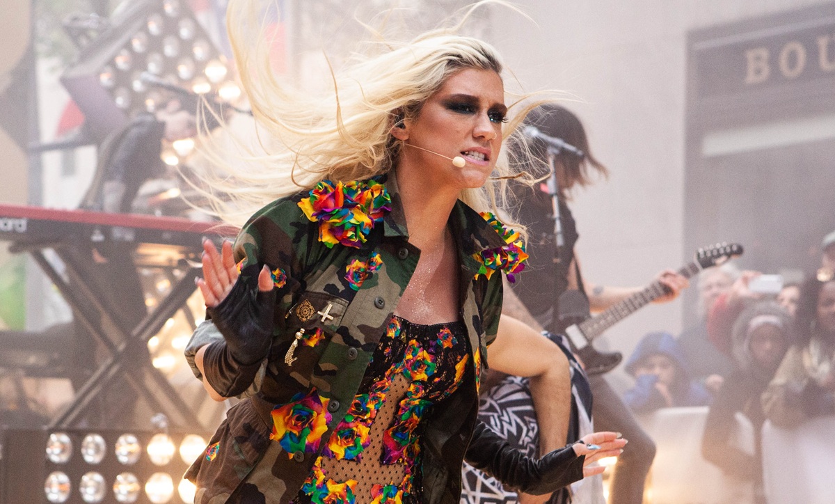Kesha se po Grammy válela na červeném koberci